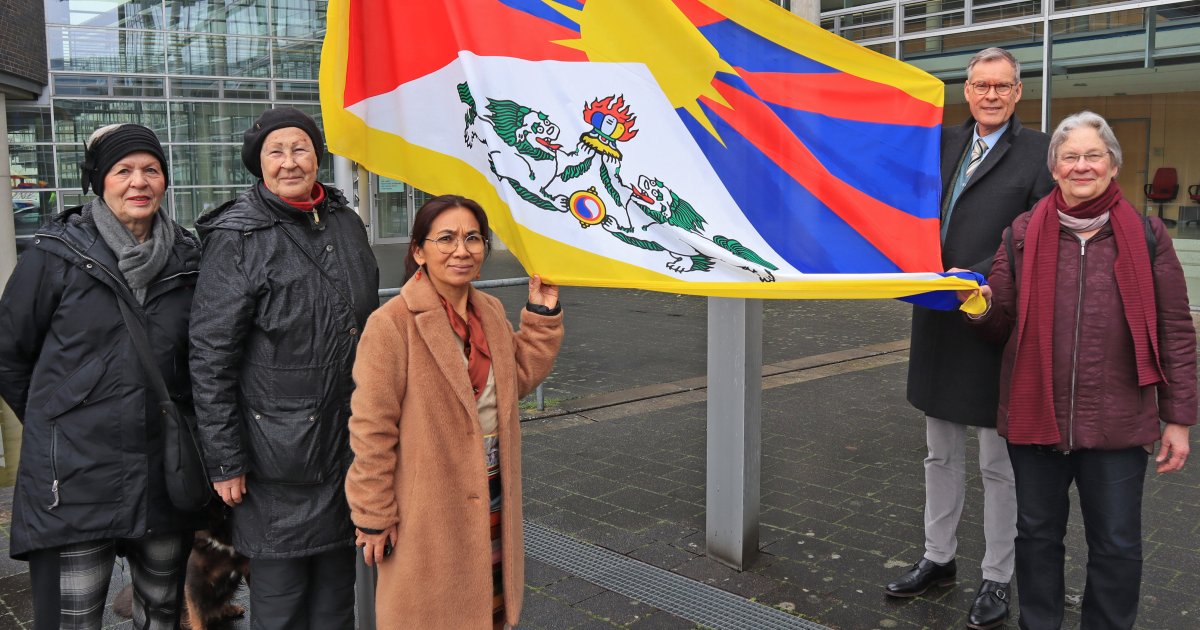 Landrat Adenauer lässt Tibet-Flagge hissen | Kreis Gütersloh Homepage